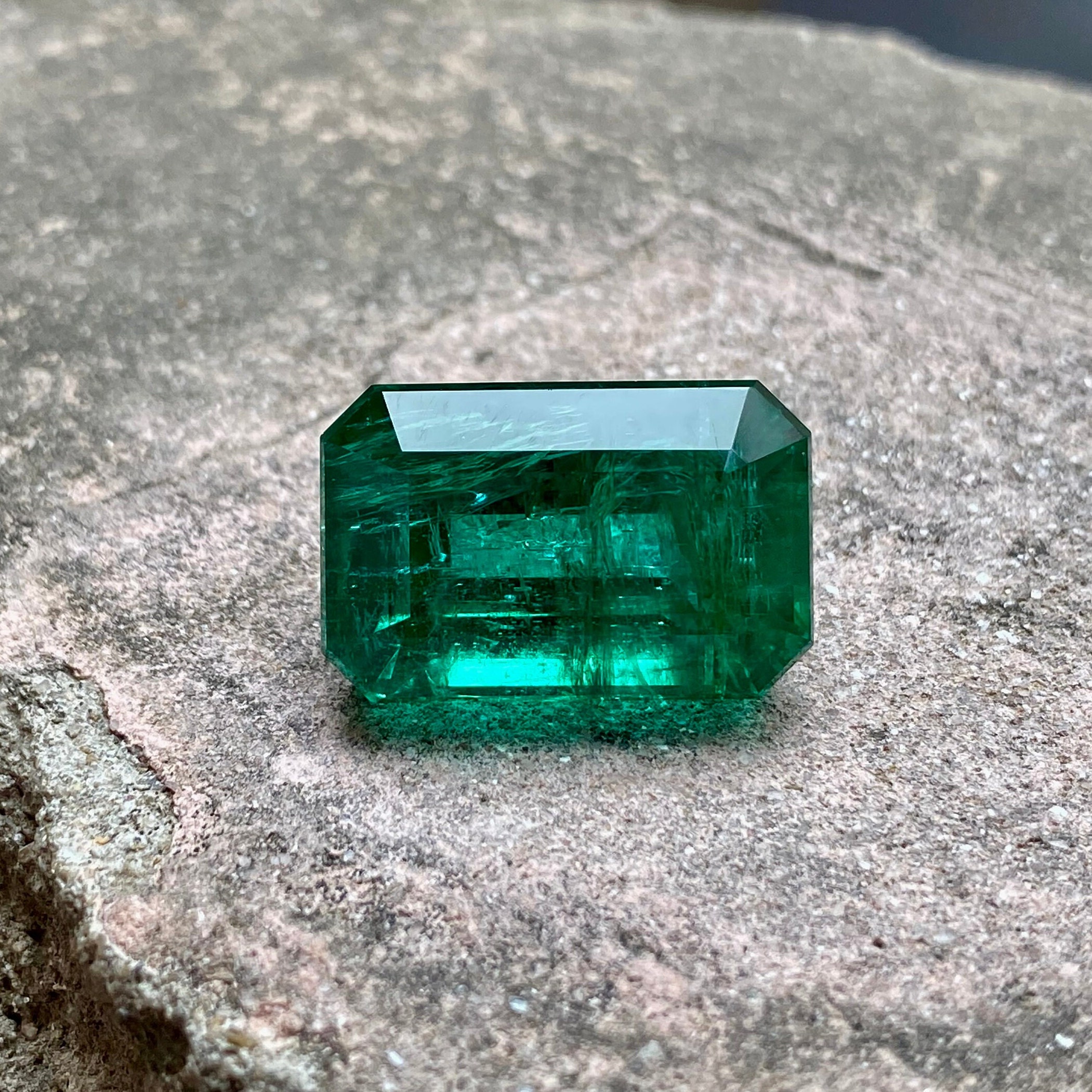 Natural Emerald , 23.45 Carats ,royal Green Emerald , 19.5x12.50 MM ...