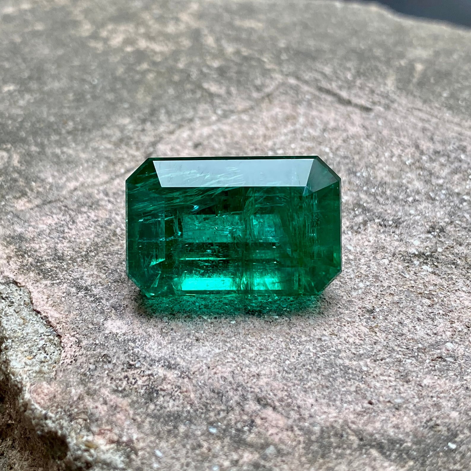 Natural Emerald , 23.45 Carats ,royal Green Emerald , 19.5x12.50 MM ...