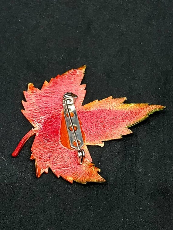 Vintage Collectible Leather Maple Leaf Pinback Brooch… - Gem