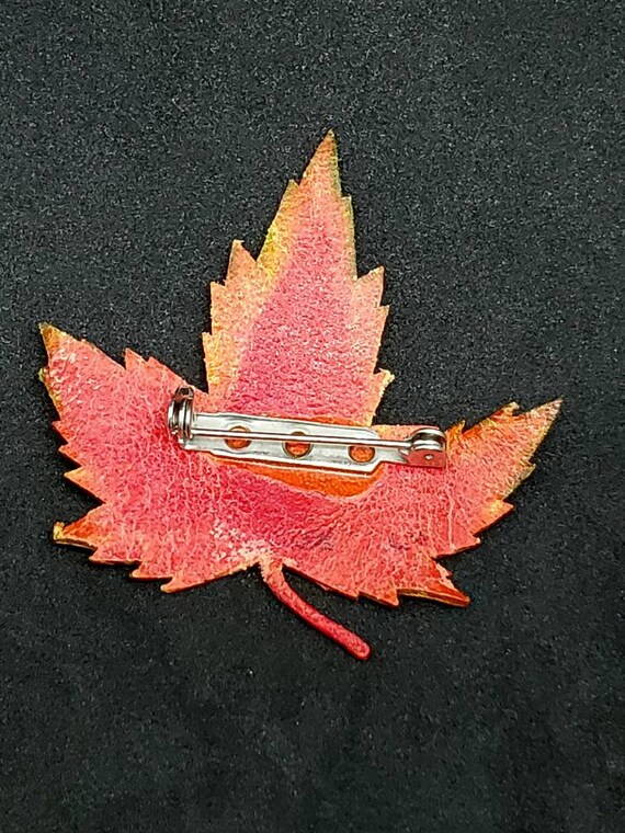 Vintage Collectible Leather Maple Leaf Pinback Brooch… - Gem