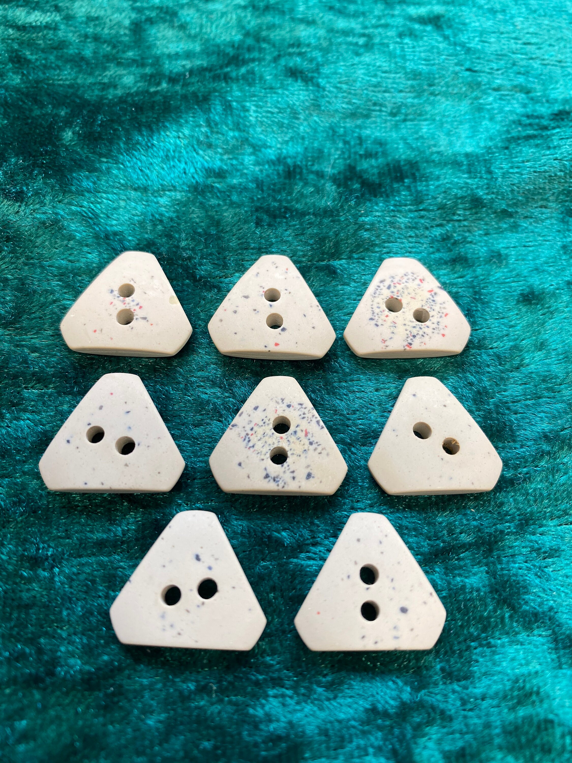 Triangle buttons in speckled beige x 8 Craft Supplies & Tools Knitting ...