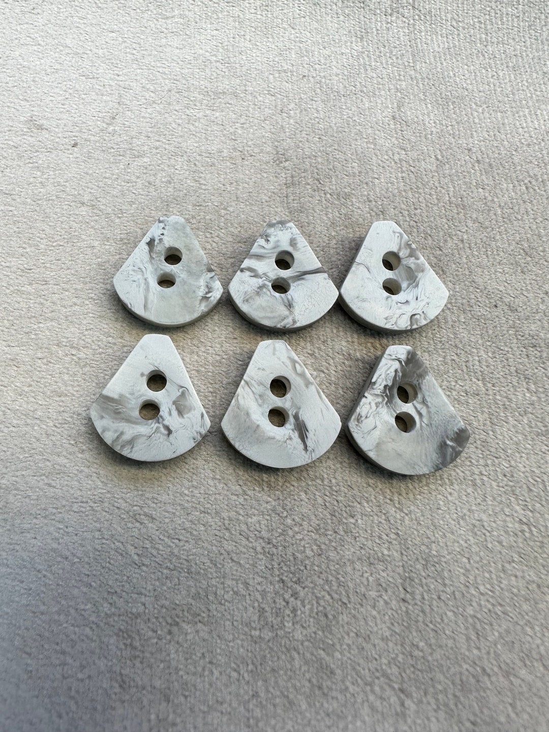 Matt Buttons Grey Stone Effect Irregular Design 17 X 18mm Sew-through a ...