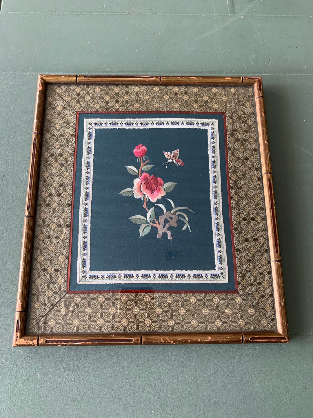 Immagine vintage incorniciata in seta orientale cinese ricamata ...