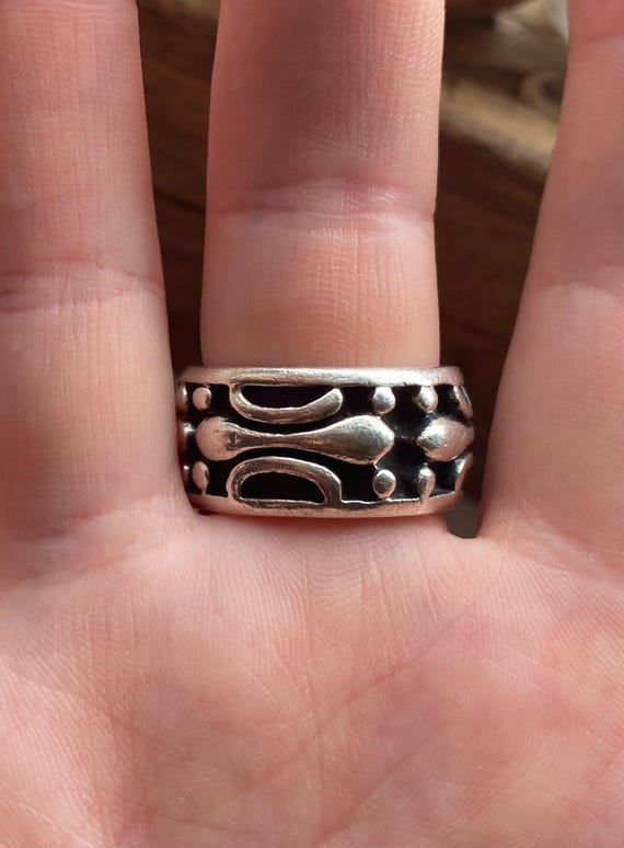 Beautiful chunky silver band. Vintage patterned band. Heavy silver band ring. Alternative wedding band. Vintage Boho silver ring. Unusual Etsy