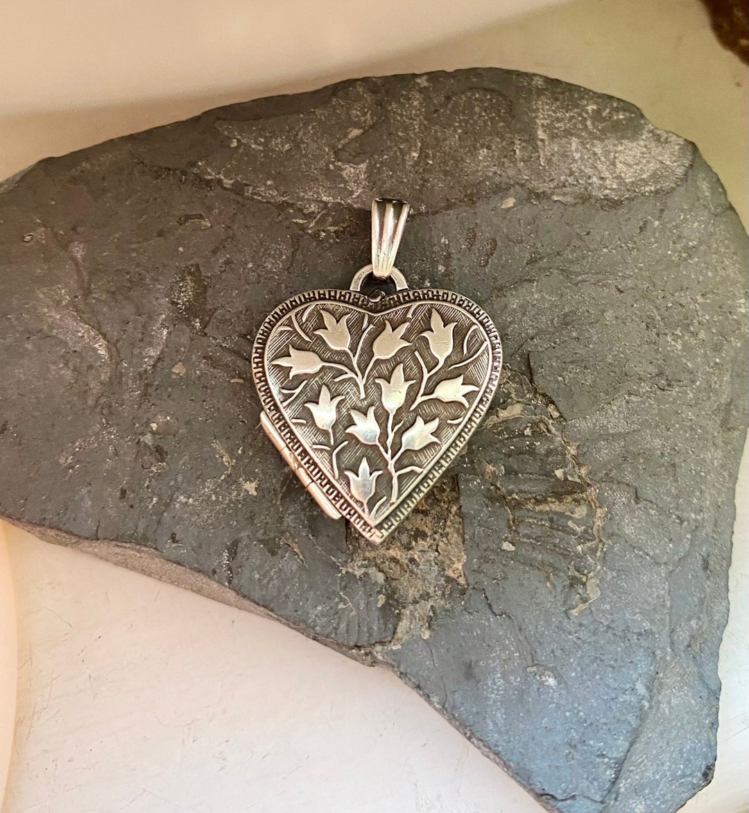 Cute 1950s Locket. Vintage Kitsch Pendant. Vintage Silver Heart Locket ...