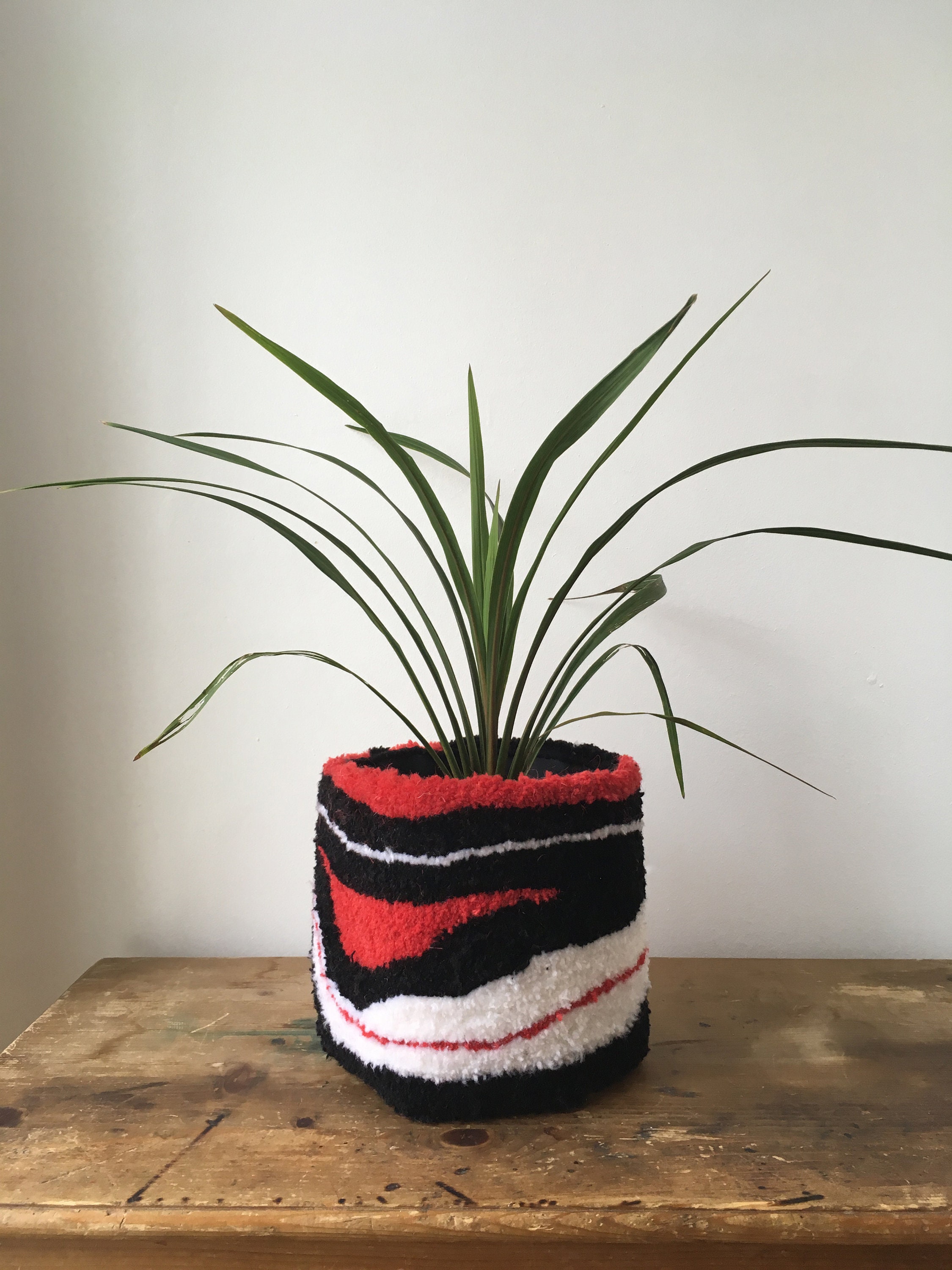 Meta Tufted Plant Pot Red Black White large - Etsy