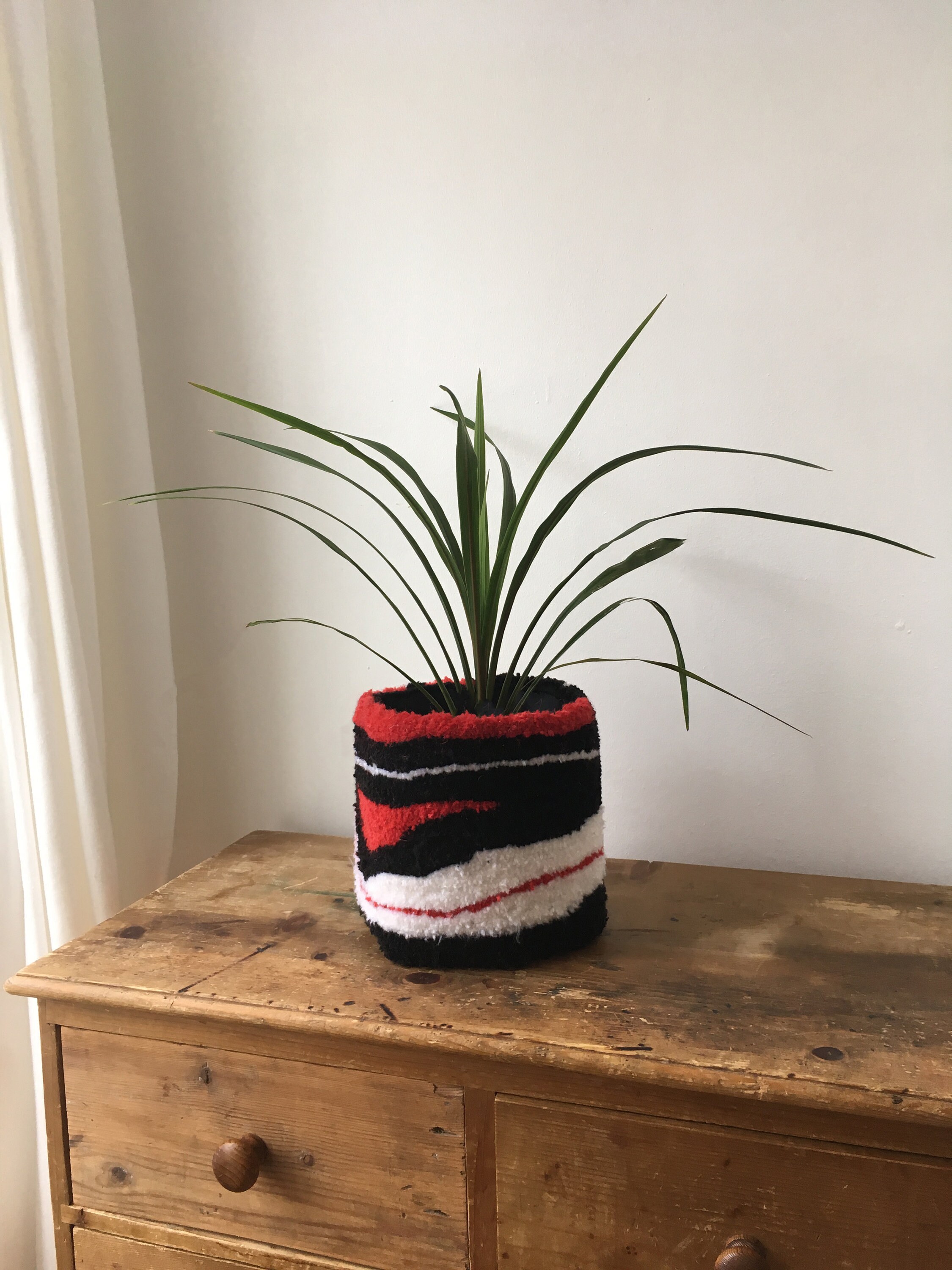 Meta Tufted Plant Pot Red Black White large - Etsy