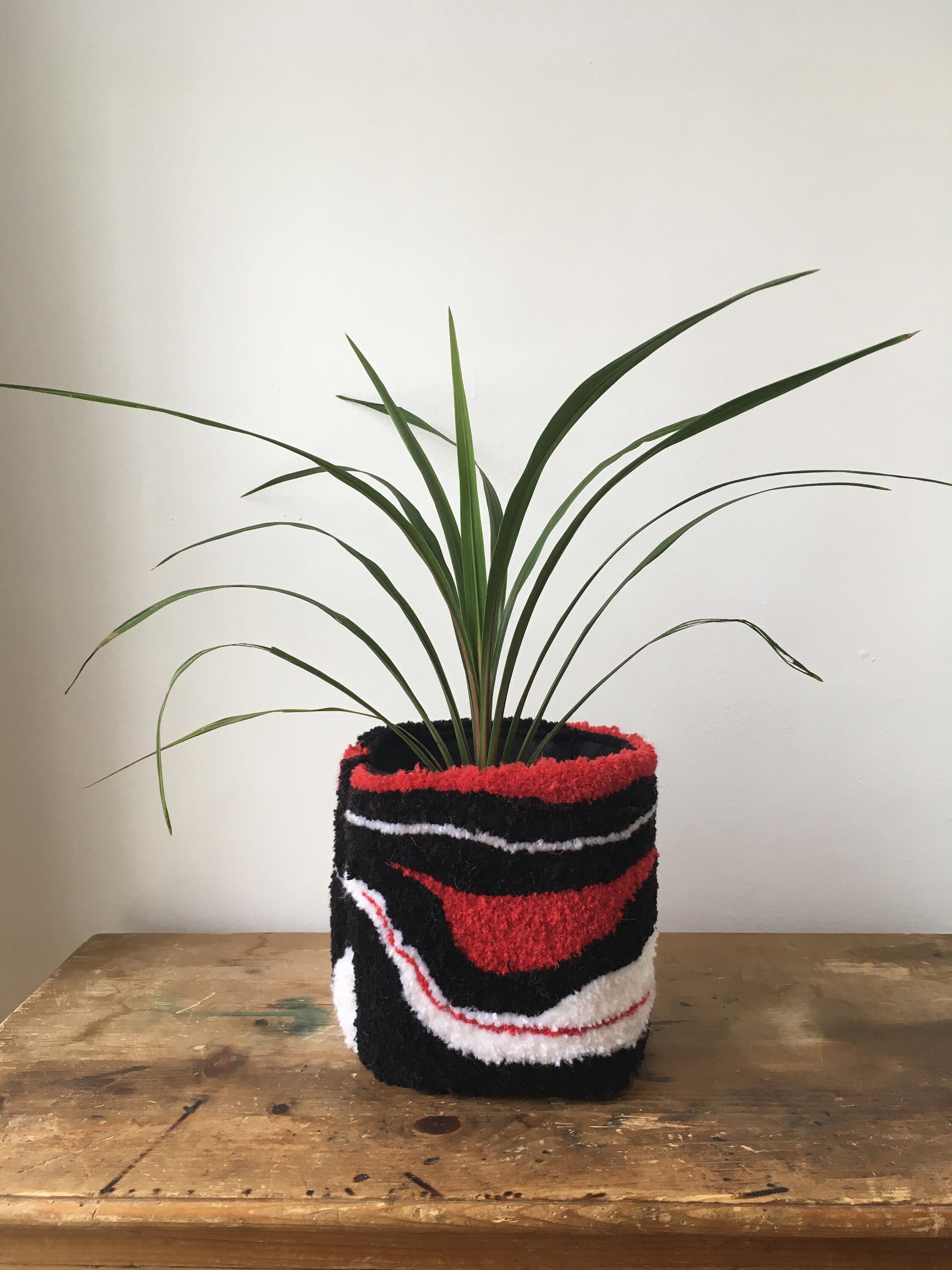 Meta Tufted Plant Pot Red Black White large - Etsy