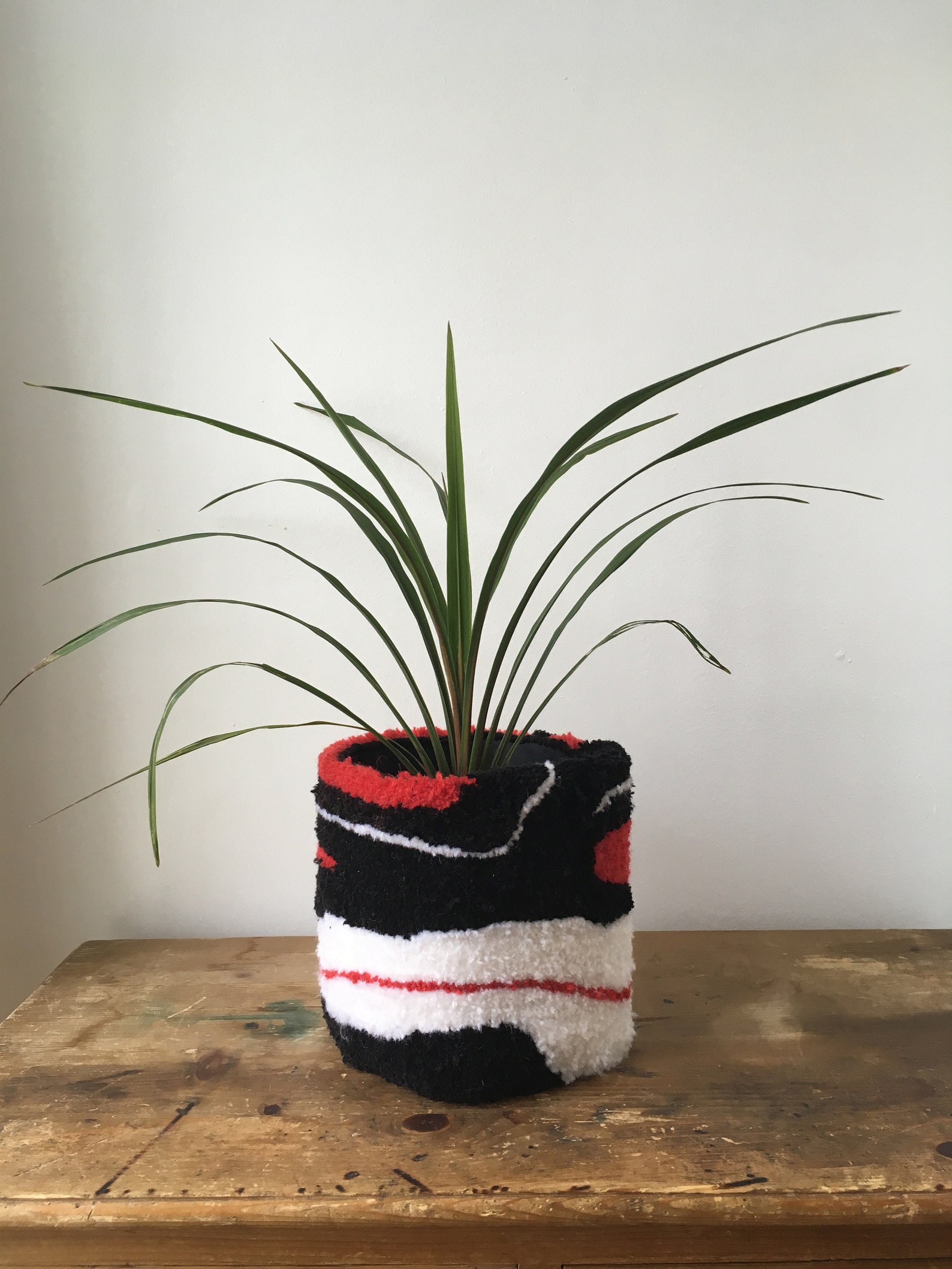 Meta Tufted Plant Pot Red Black White large - Etsy