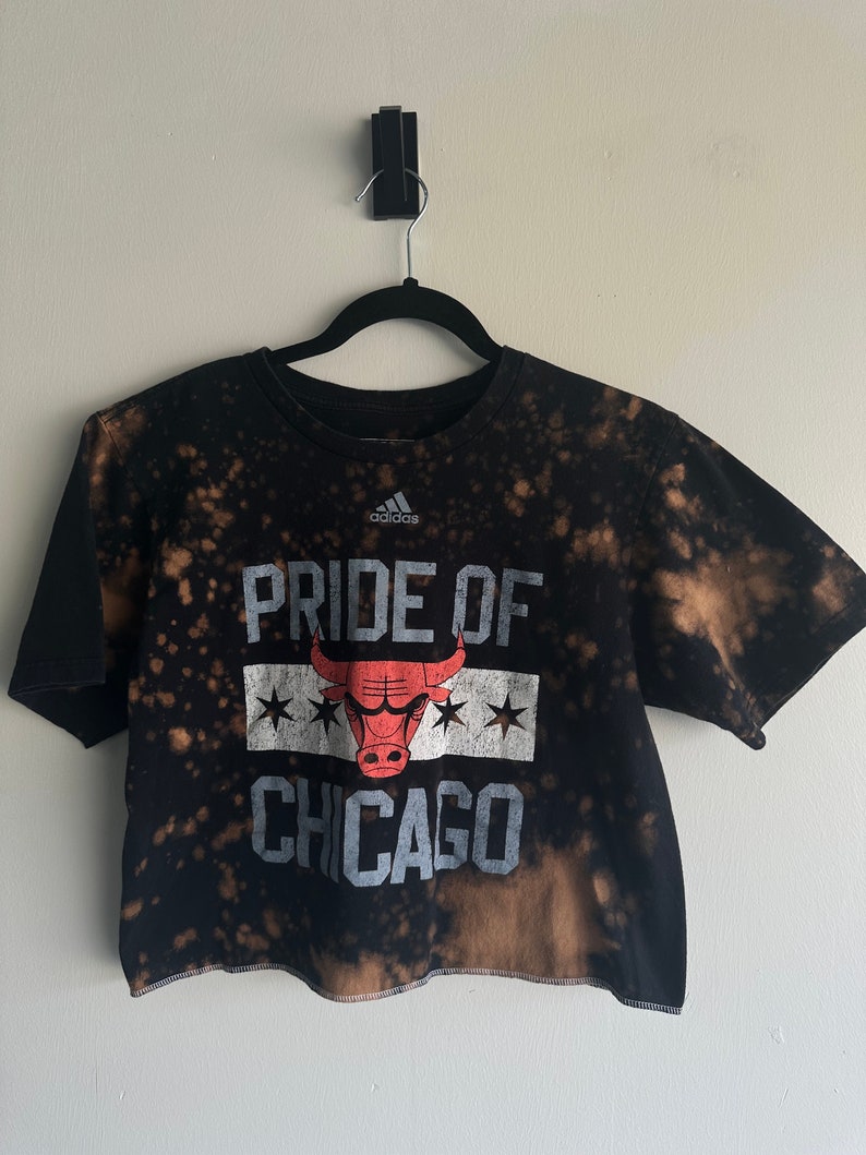 Chicago Bulls 'pride of Chicago' Splatter-bleached Cropped Tee NBA ...