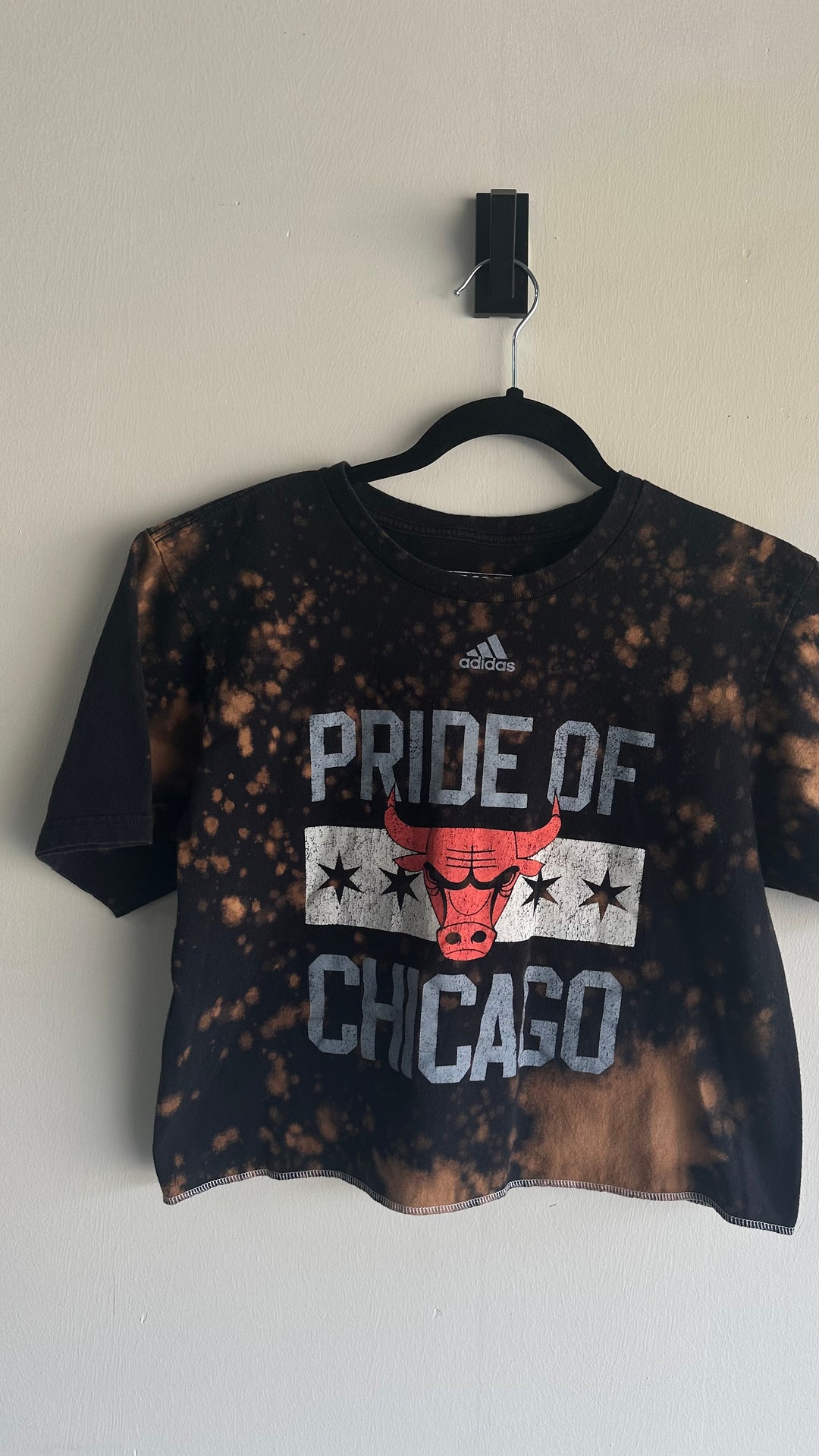 Chicago Bulls 'pride of Chicago' Splatter-bleached Cropped Tee NBA ...