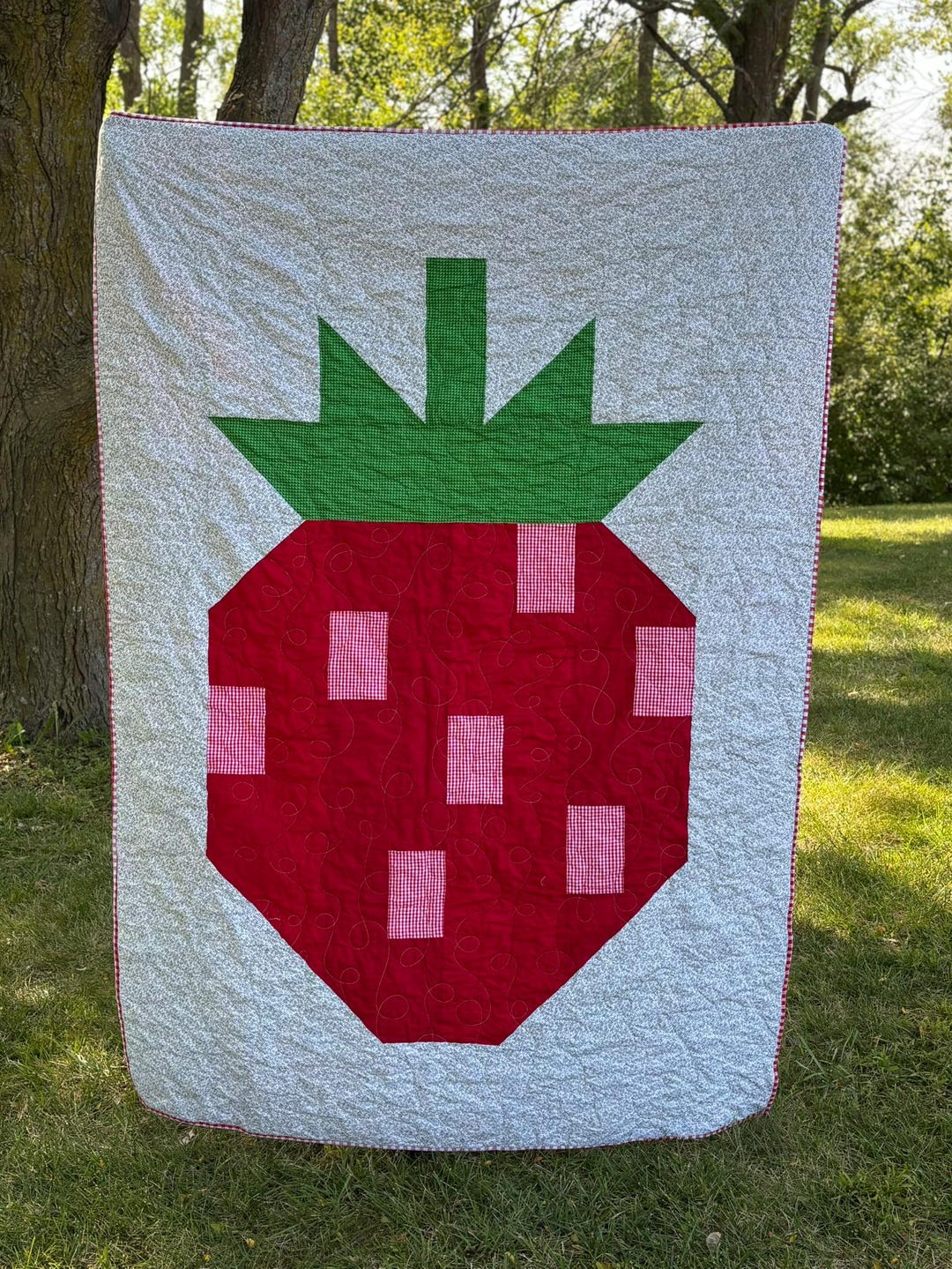 Strawberry Quilt: Cotton Lap Quilt - Red, White & Green (53x75 Inches ...