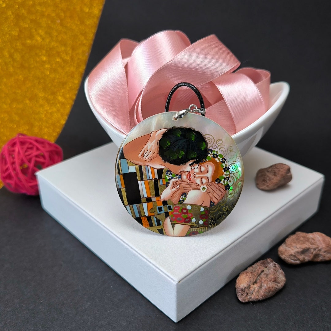 Pearl Pendant Necklace: the Kiss by Gustav Klimt. Passion Love Painted ...