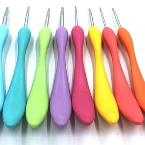 Crochet Hooks 8 Piece Set 8 Colours Metal Hook With Contoured Coloured ...