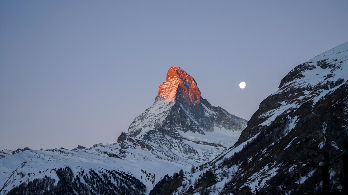 Photo Le Mont Cervin au lever du soleil, un jour après la pleine lune ...