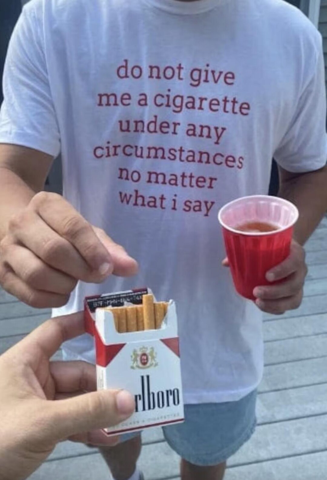 Camiseta "No me des un cigarrillo", "Bajo ninguna circunstancia, no ...