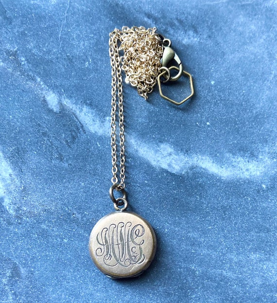Round engraved gold letter - Gem