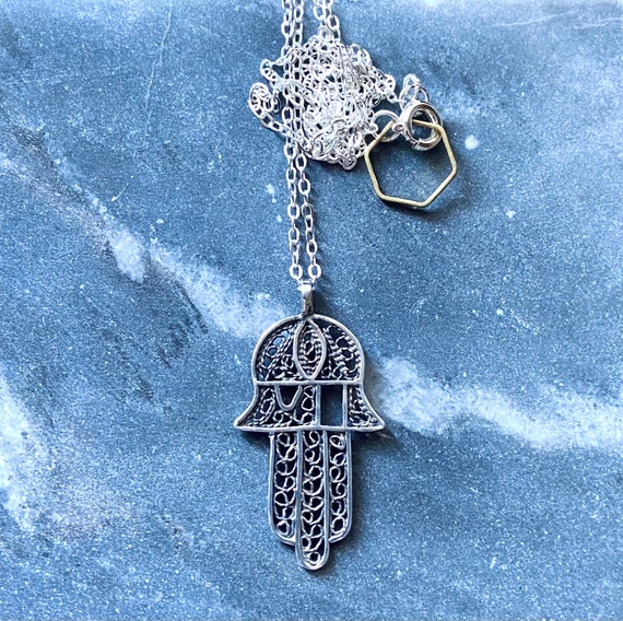Vintage Sterling Silver Filigree Hamsa Hand Charm Nec… - Gem
