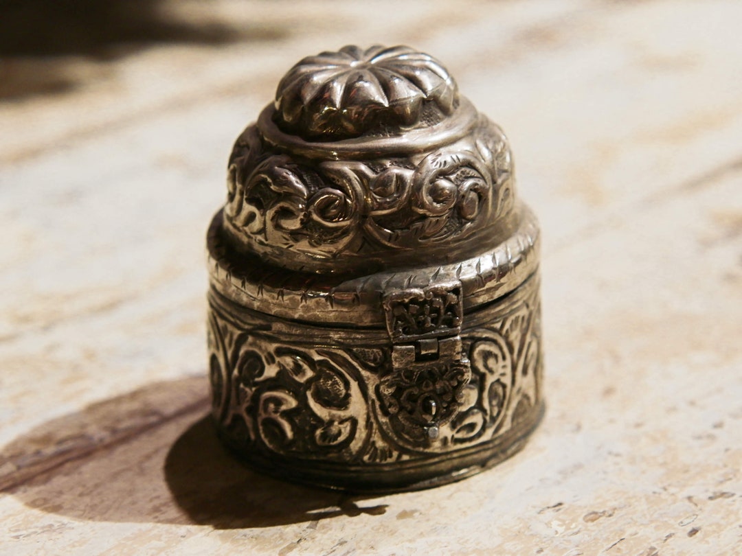 India White Metal Boxes, Gift Boxes, Jewelry Boxes in Chiseled and ...