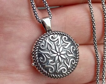 Hidden Daisy Necklace - Etsy