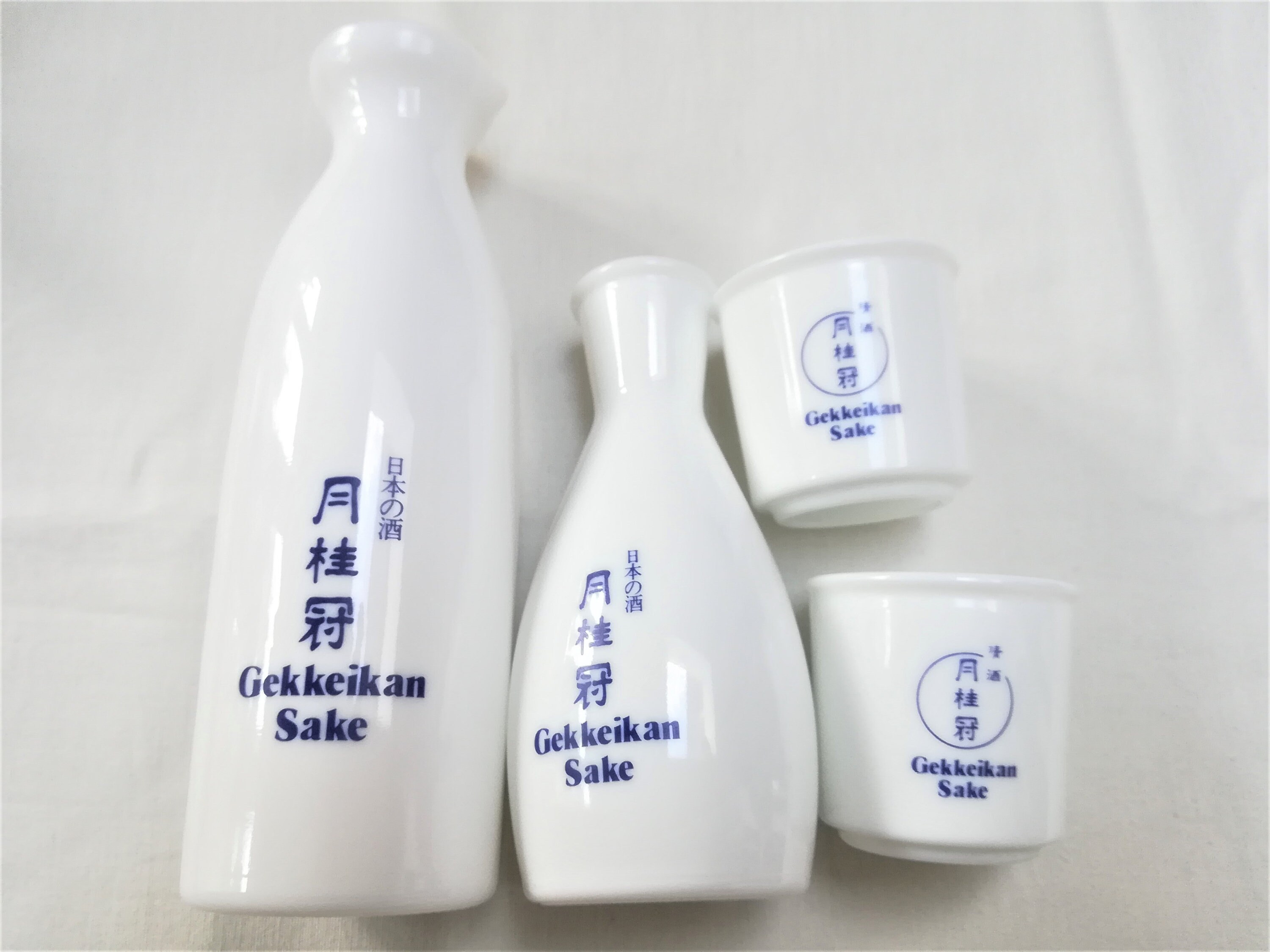 Vintage Japanese Sake botellas tazas Gekkeikan Sake set de 4 porcelana ...