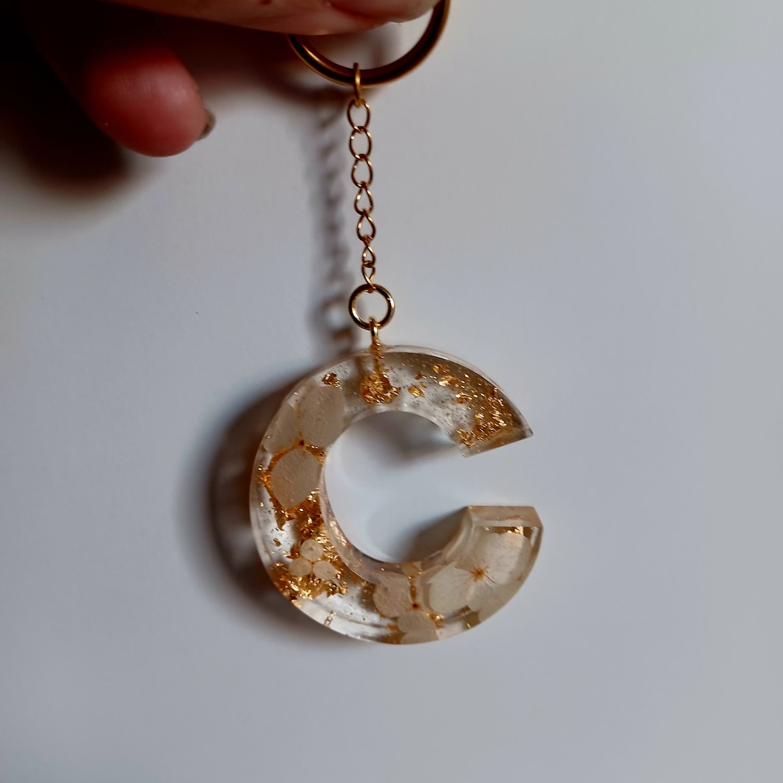Handmade Personalized White Flower & Gold Resin Letter Keychain - Etsy