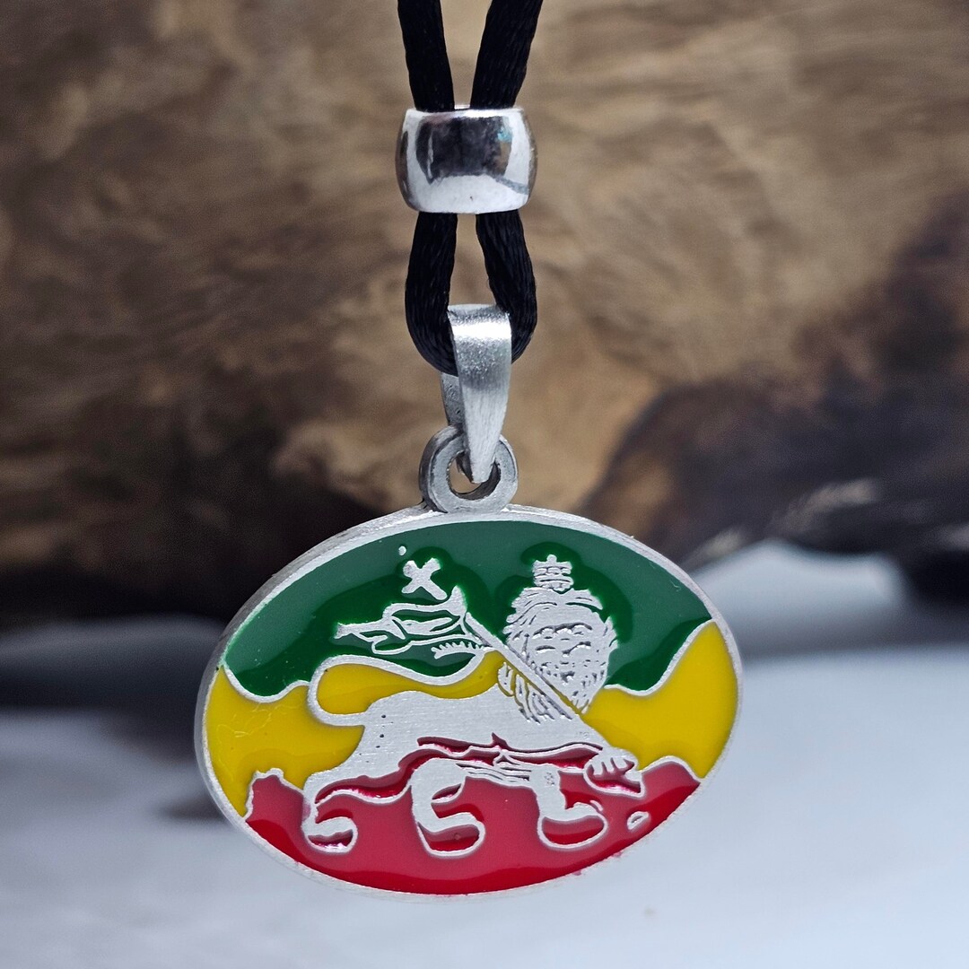 Lion of Judah Flag Pendant Necklace Oval Rastafari Jamaica Lion Pewter ...