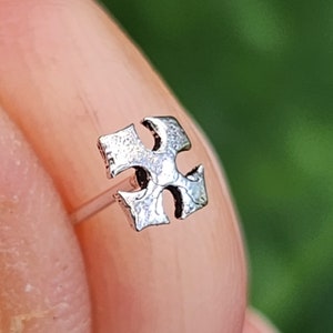 Cross Nose Stud Piercing Barbed Cross of Heraldry 22g (0.6mm) Oxide 925 ...