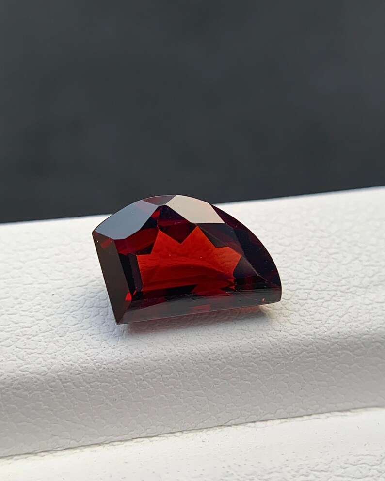 Granate rojo de Mozambique: 4,30 cts, forma D, piedra natal de enero ...