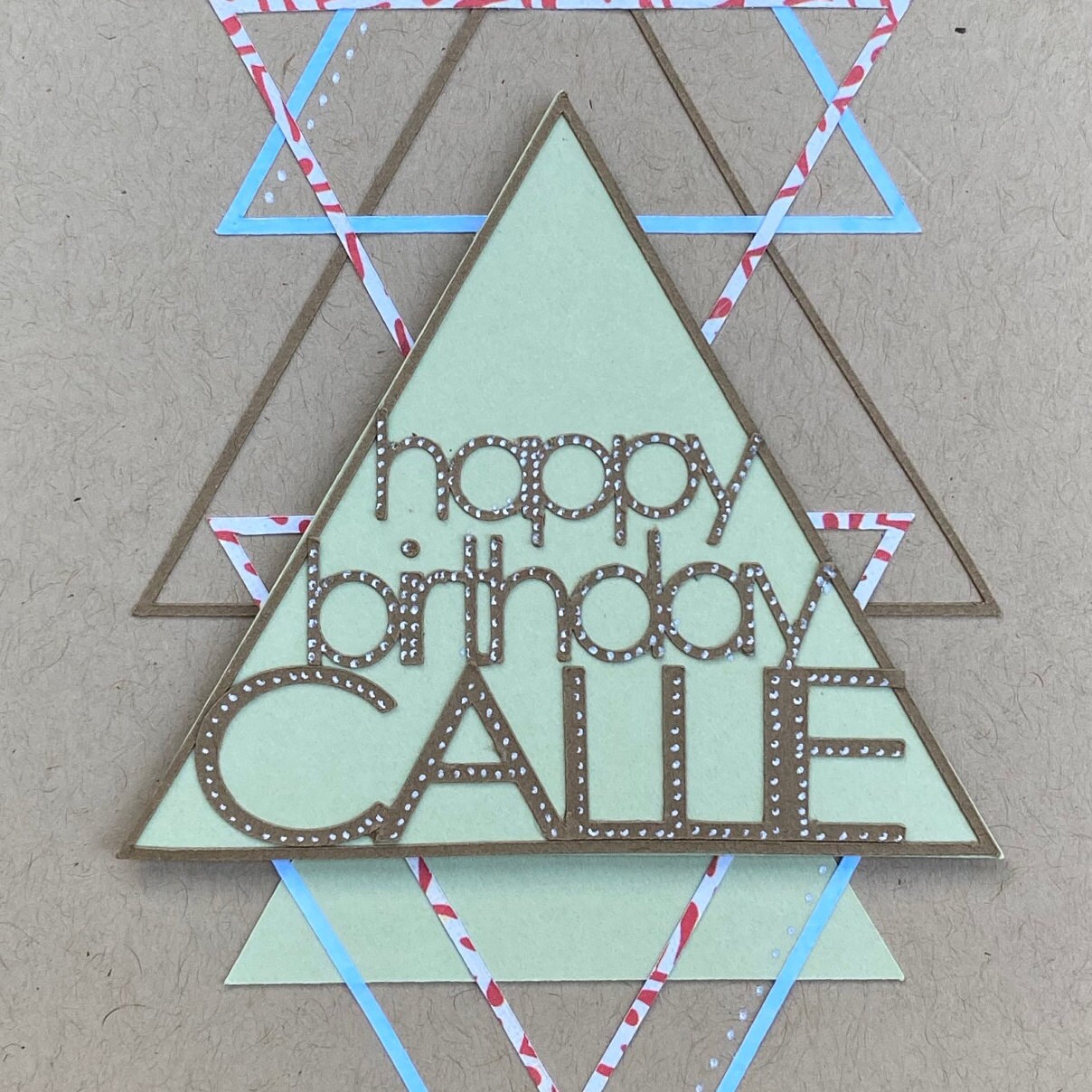 Triángulos de cumpleaños feliz personalizados Tarjeta de papel hecha a ...