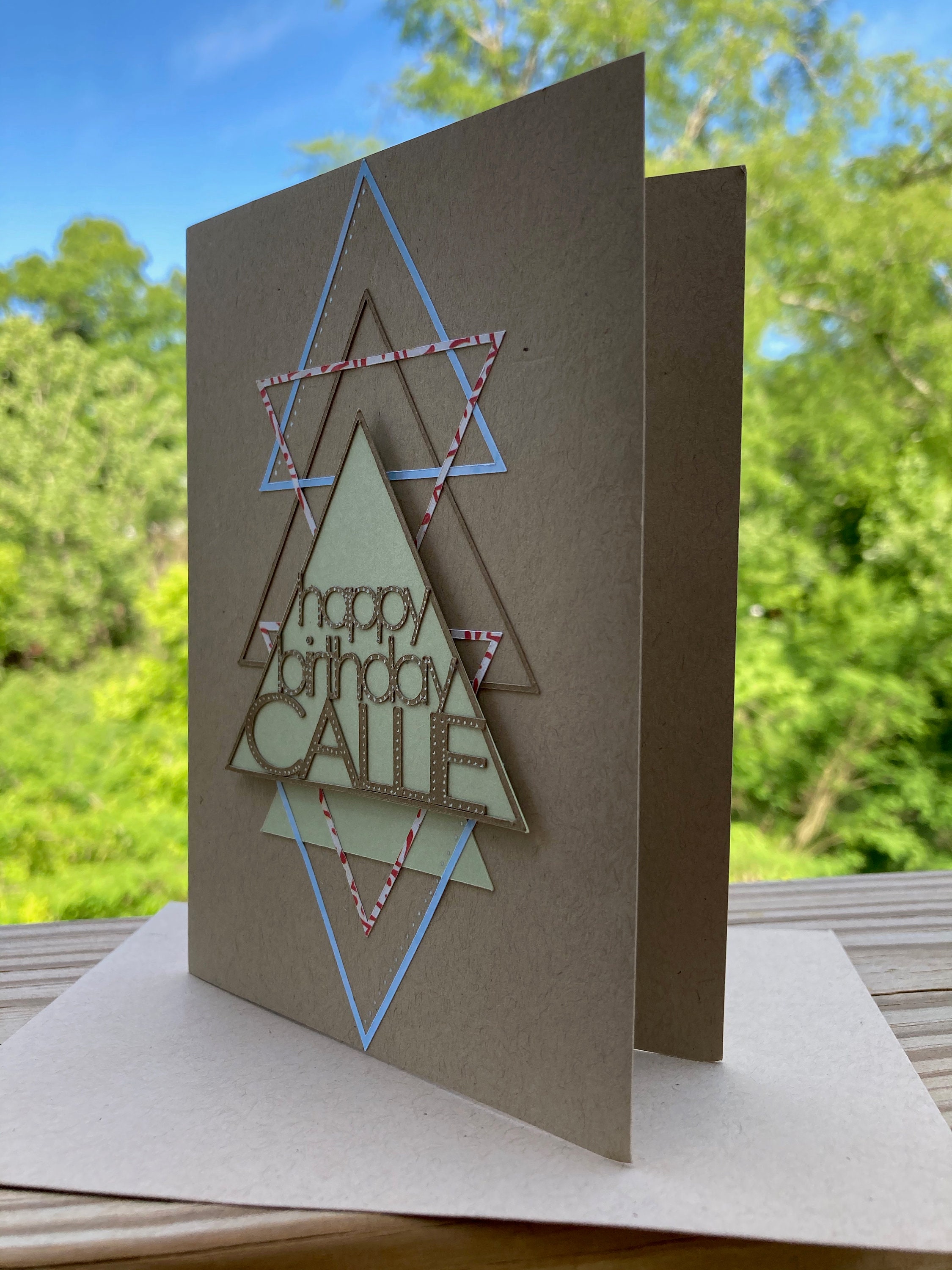 Triángulos de cumpleaños feliz personalizados Tarjeta de papel hecha a ...