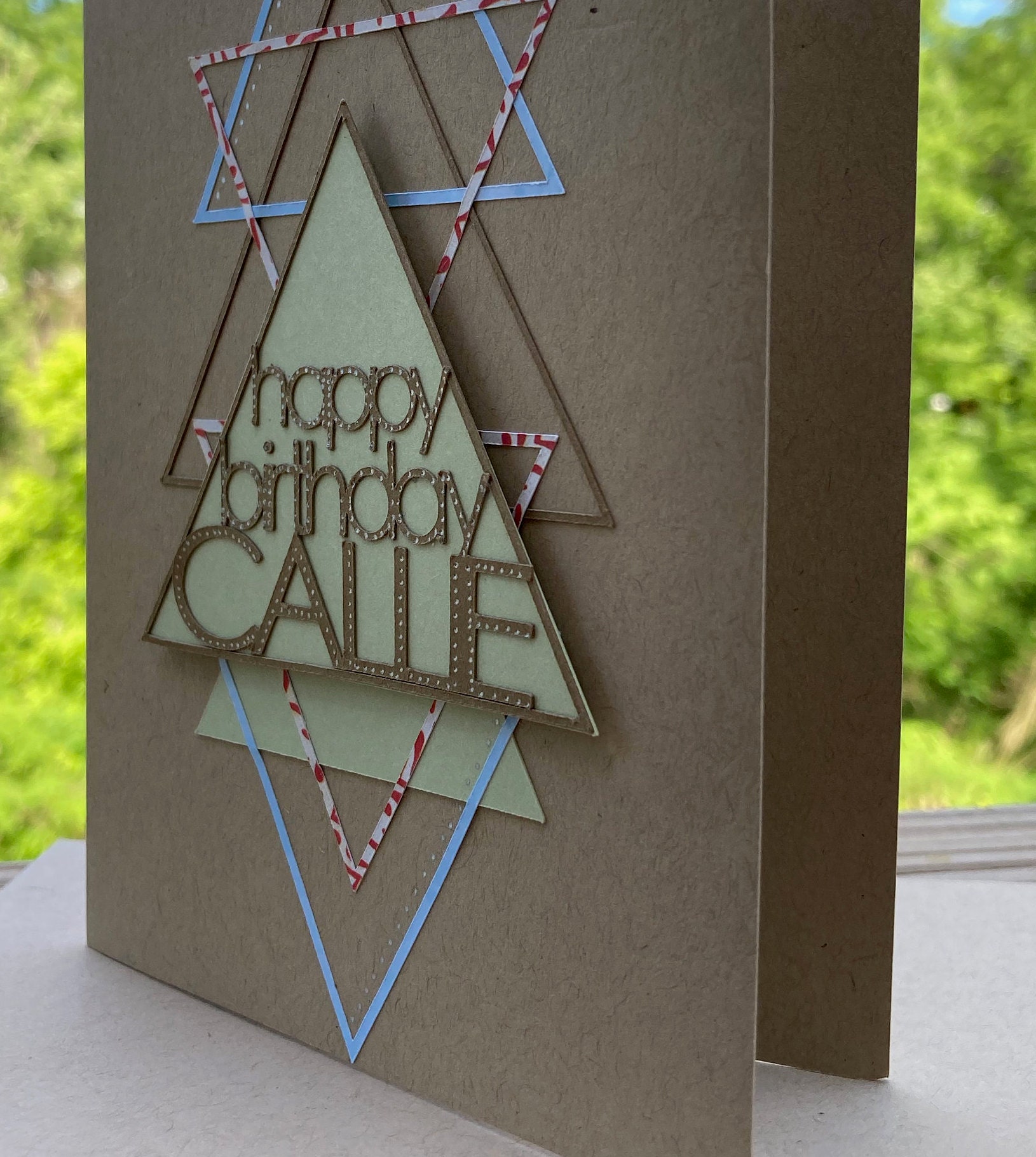 Triángulos de cumpleaños feliz personalizados Tarjeta de papel hecha a ...