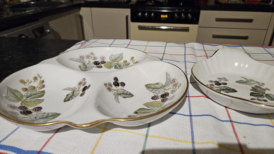 A Vintage Royal Wocester Lavinia Design Black Berry Bramble 1 Large ...