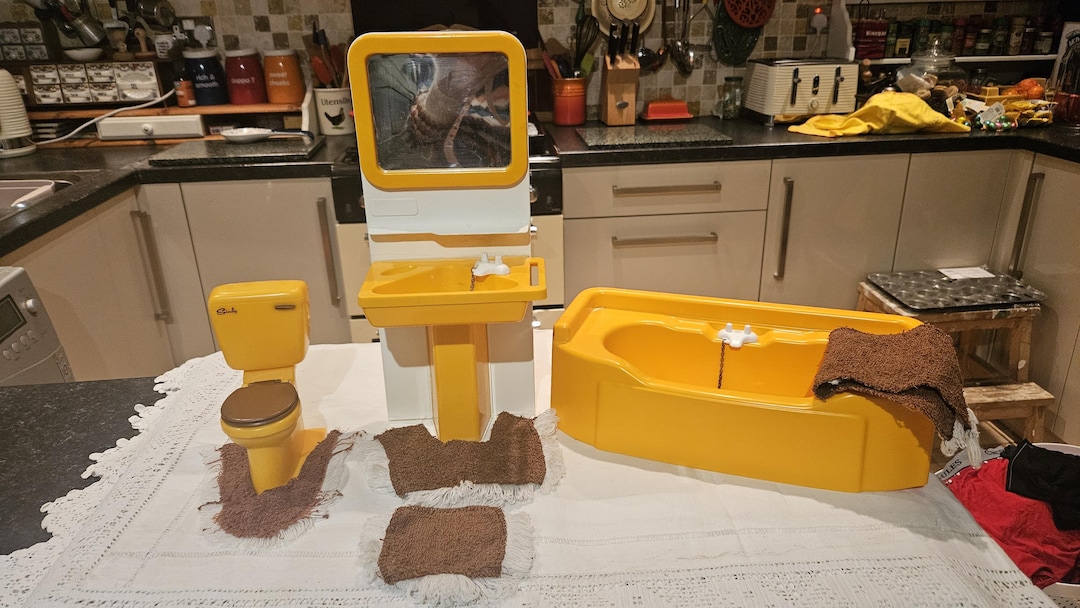 Sindy Bathroom Set 70's Wash Basin Mirror Stand ,bath Toilet Big Pop Colour Doll Scale 1. 6 in ...