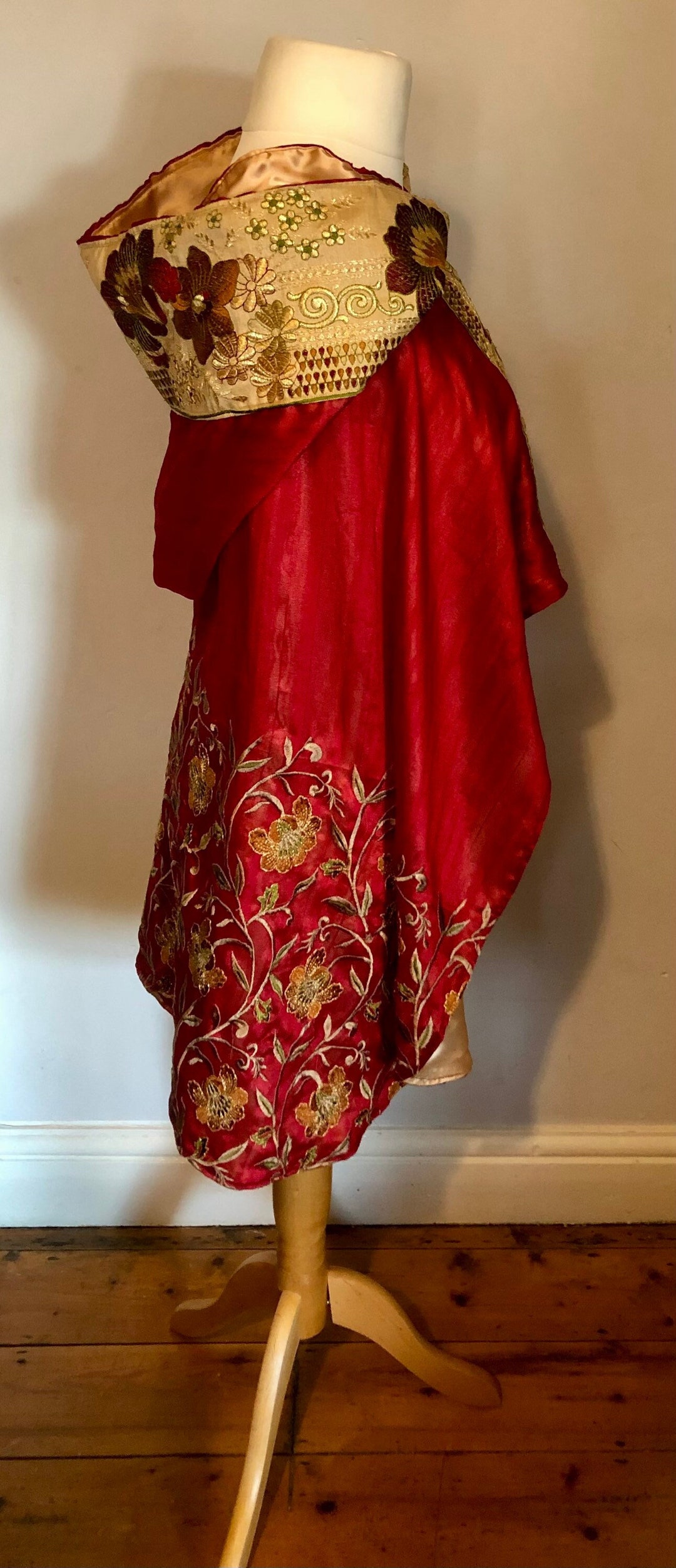 Red Cloak With Exquisite Embroidery and Golden Lining - Etsy