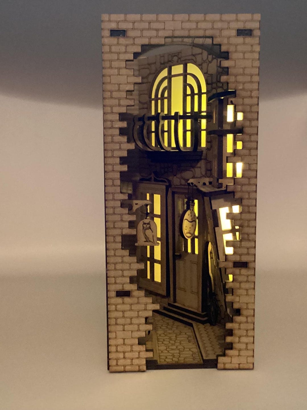Magic Alley Book Nook Kit: Illuminated Bookshelf Insert, Wizards Alley ...