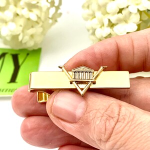Vintage Gold Tone Clip on Tie Clip Courthouse and Letter V Tie Clip ...