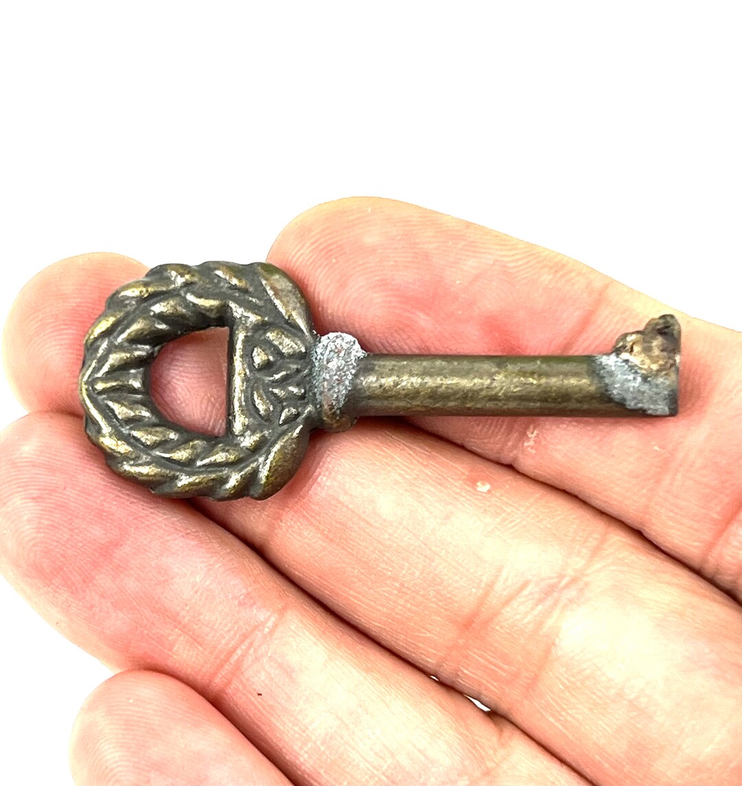 Antique Brass Key - Wreath Bow Top Small Skeleton Key - Single Barrel ...