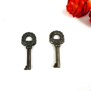 Antique Brass Key Wreath Bow Top Small Skeleton Key Single Barrel Key ...