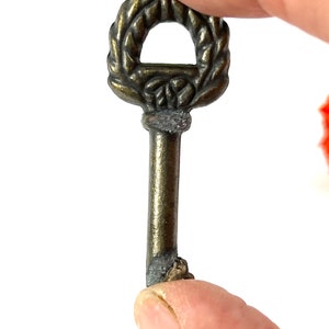 Antique Brass Key Wreath Bow Top Small Skeleton Key Single Barrel Key ...