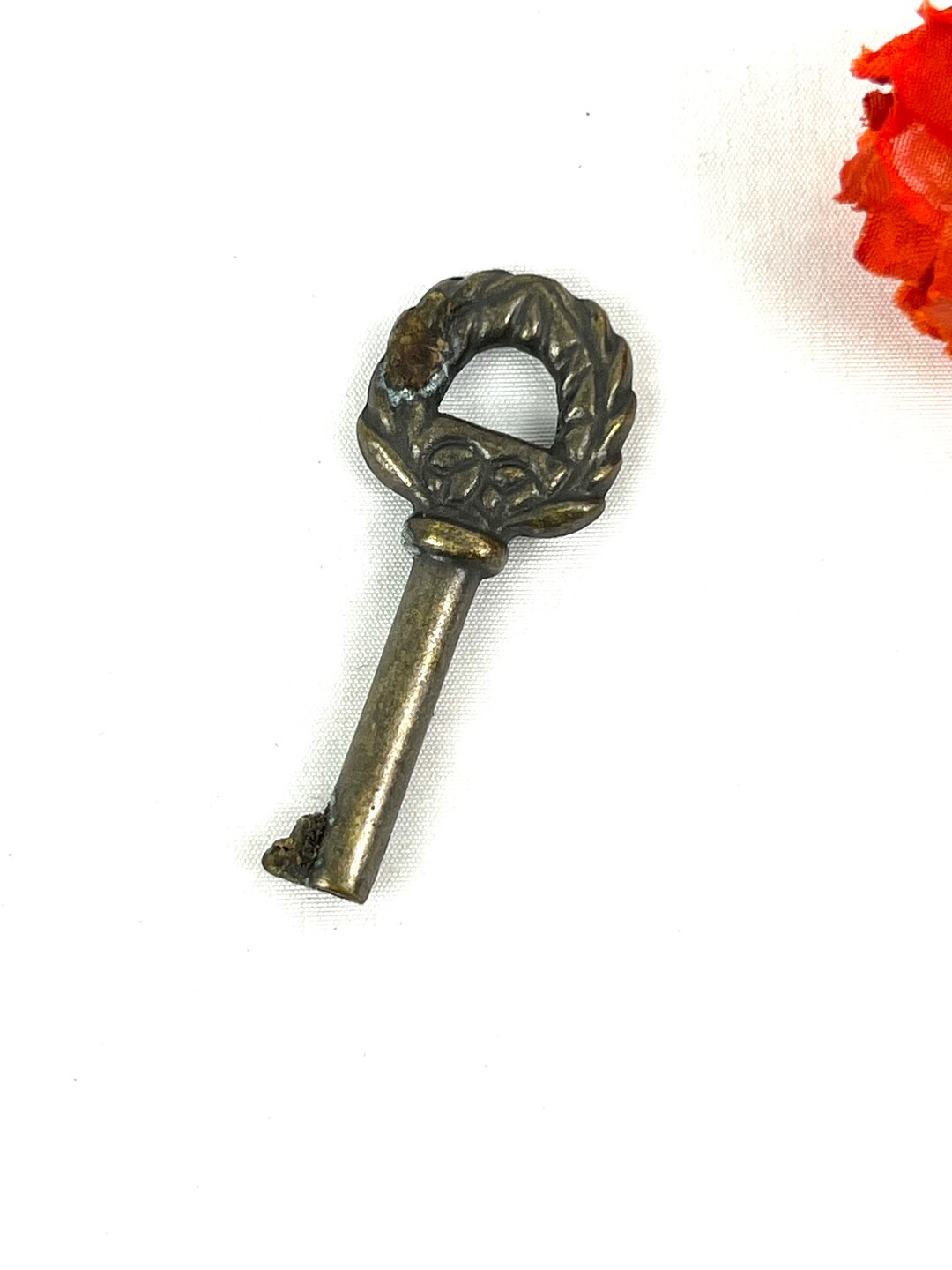 Antique Brass Key - Wreath Bow Top Small Skeleton Key - Single Barrel ...
