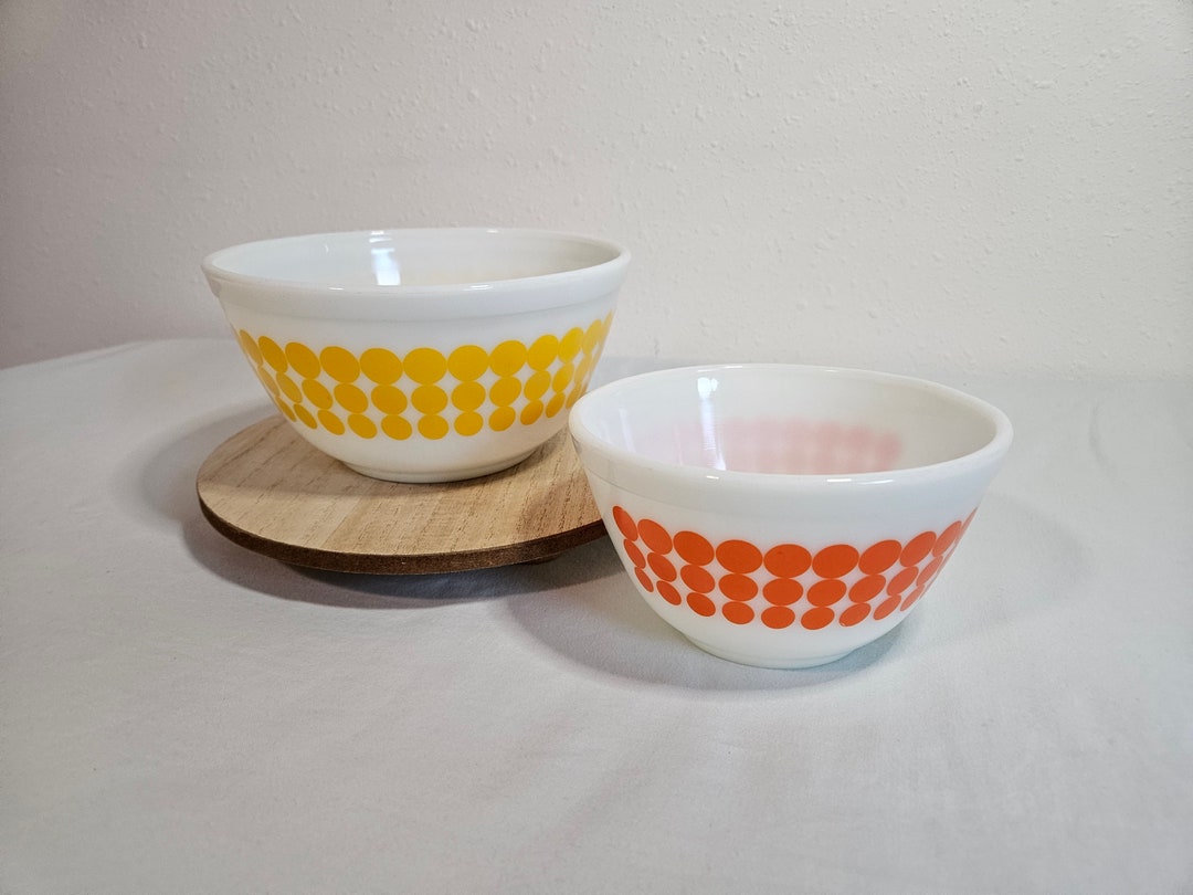 Dot Mixing Bowls by Pyrex, 402 Yellow Dot and 401 Red Dot - Etsy