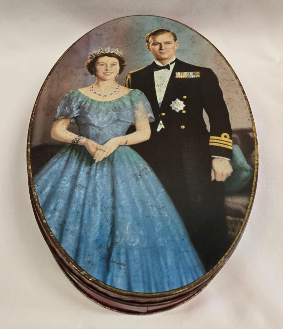 Vintage Biscuit Tin Commemorating the Coronation of Queen Elizabeth ...