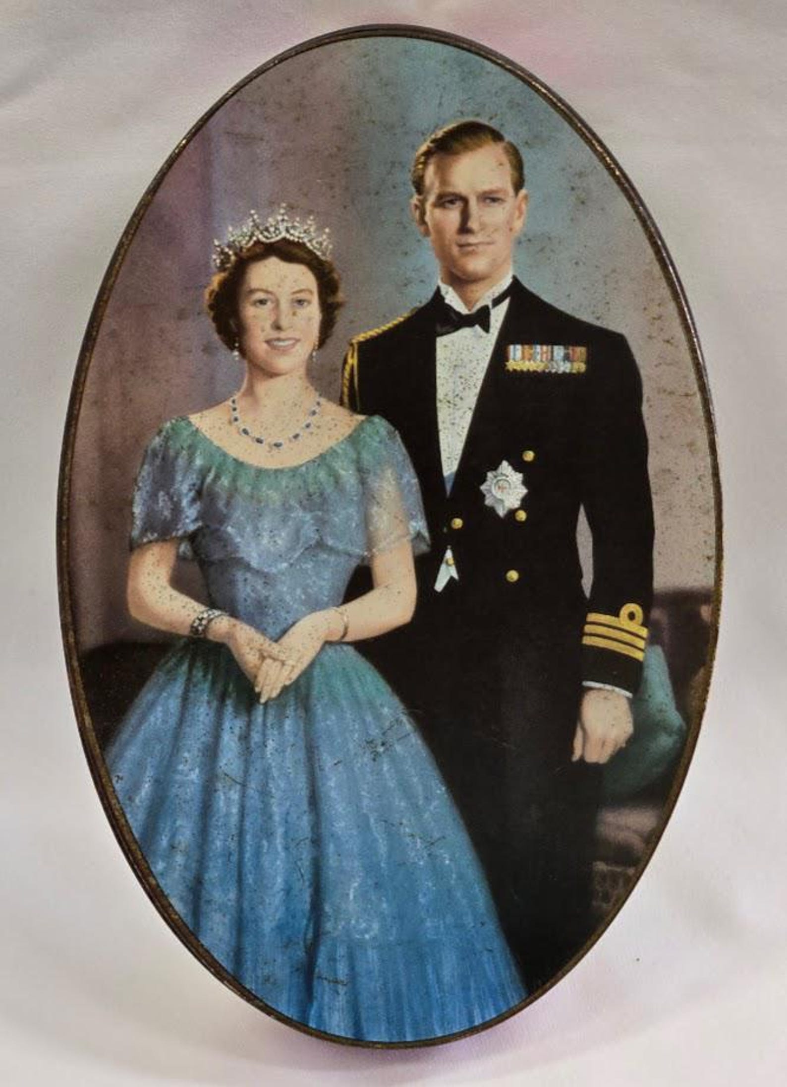 Vintage Biscuit Tin Commemorating the Coronation of Queen Elizabeth ...
