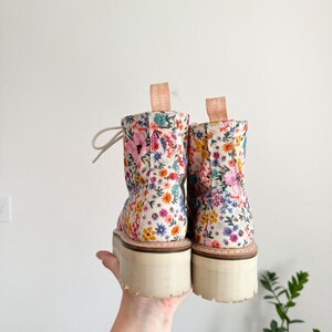 7-7.5 W- Dr. Martens Wanderlust Sinclair Platform Floral Boots Combat ...