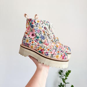 7-7.5 W- Dr. Martens Wanderlust Sinclair Platform Floral Boots Combat ...