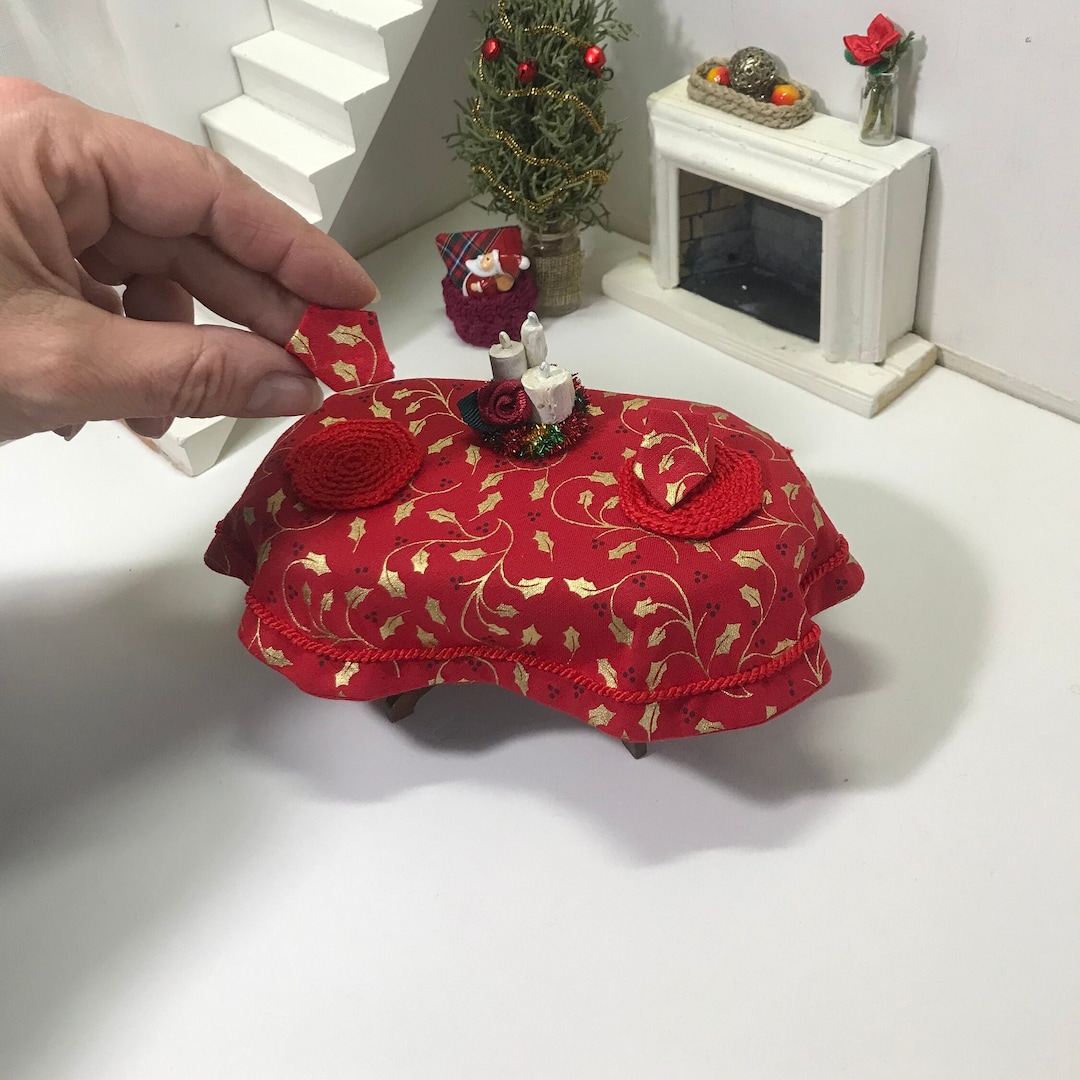 Oval Christmas Tablecloth. Red and Gold Tablecloth With Napkins and ...