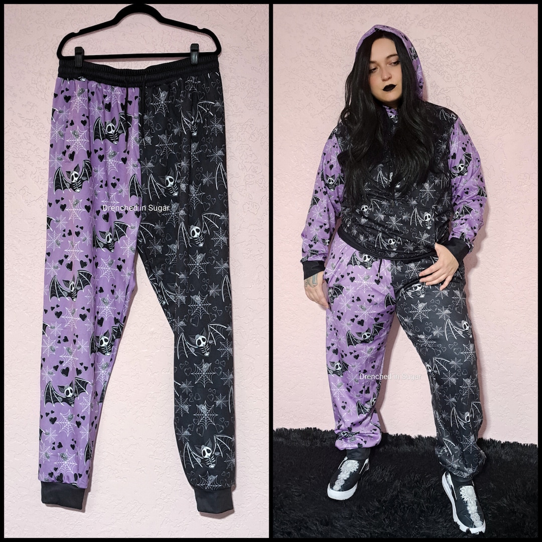 Pastel Goth Jogger Sweatpants, Kawaii Spooky Skeleton Bat Print Split ...