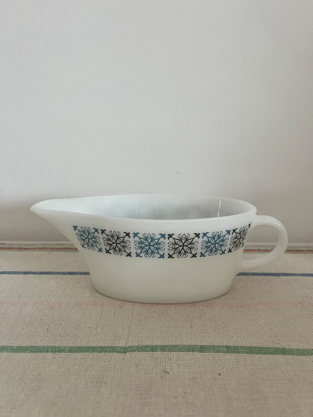 A Pyrex JAJ Glass White Blue and Grey Chelsea Design Sauce Gravy Boat ...