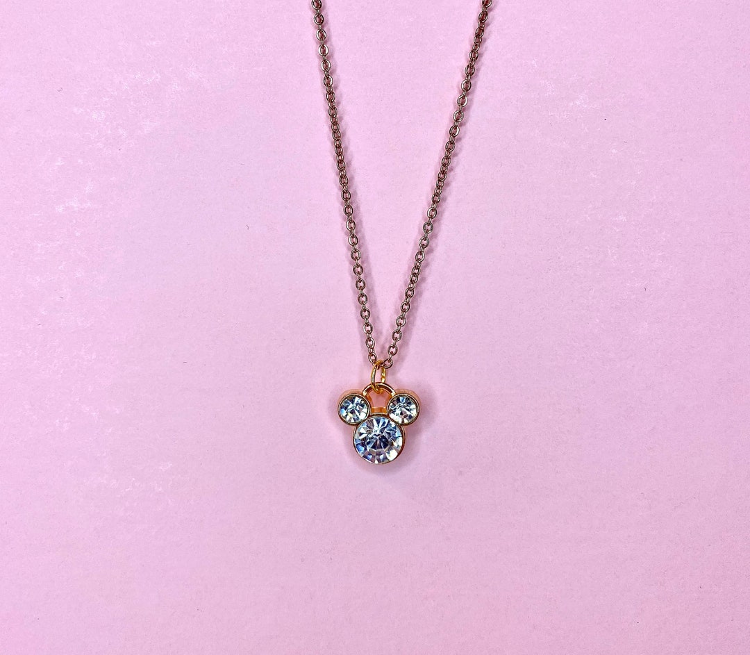 Collar con dijes inspirado en Mickey Mouse en oro rosa y circonita ...
